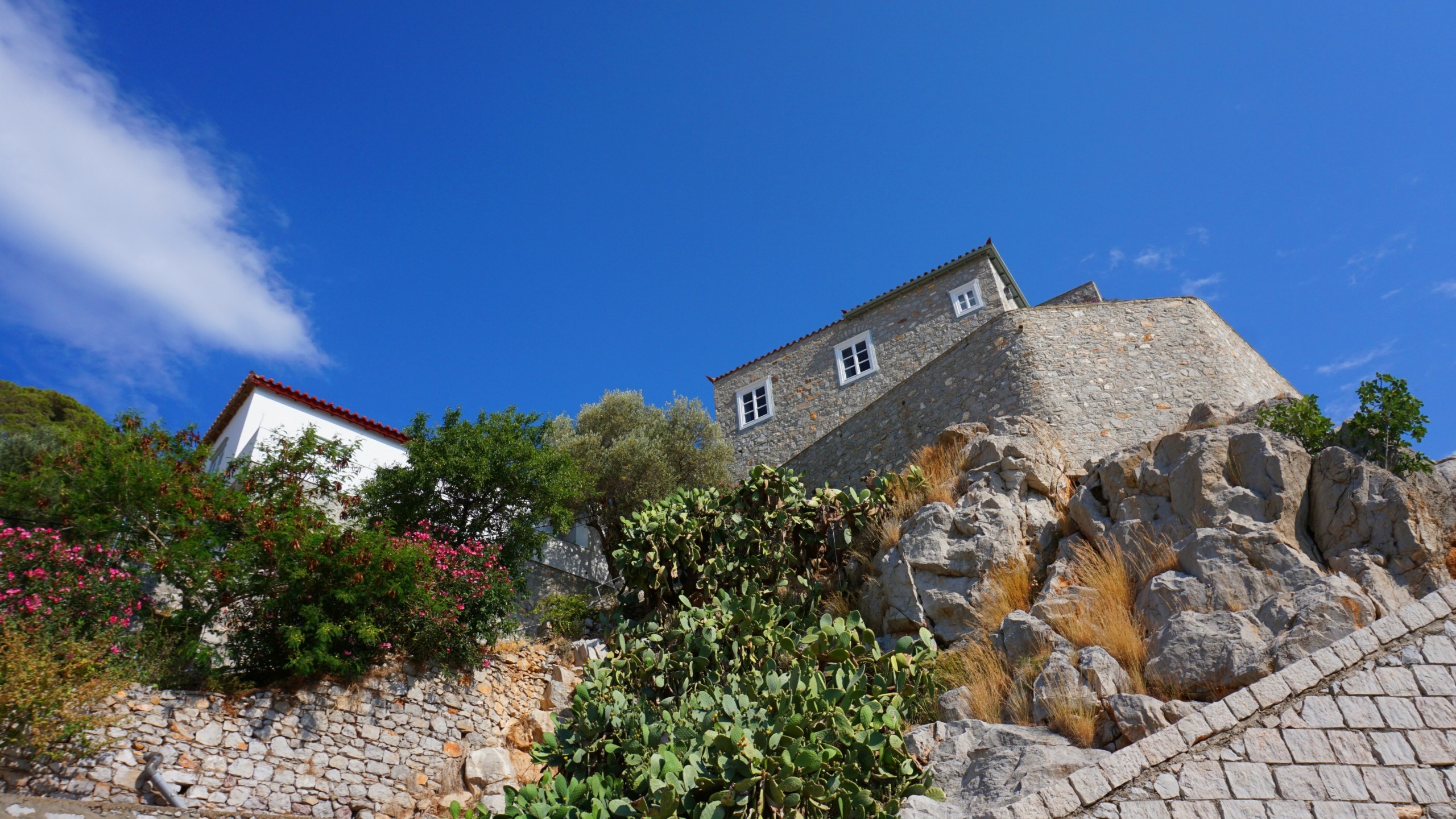The best memories of Hydra are the parties on roof terraces | travel.gr