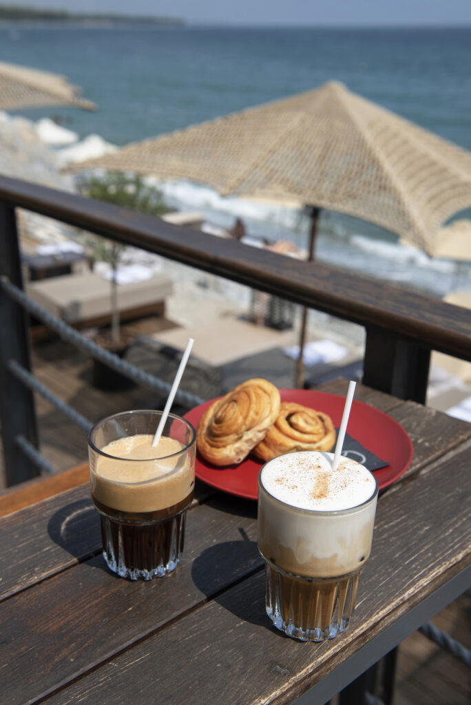 Gallaria: Ένα cafe πάνω στις σιδηροδρομικές γραμμές του Πλαταμώνα ...
