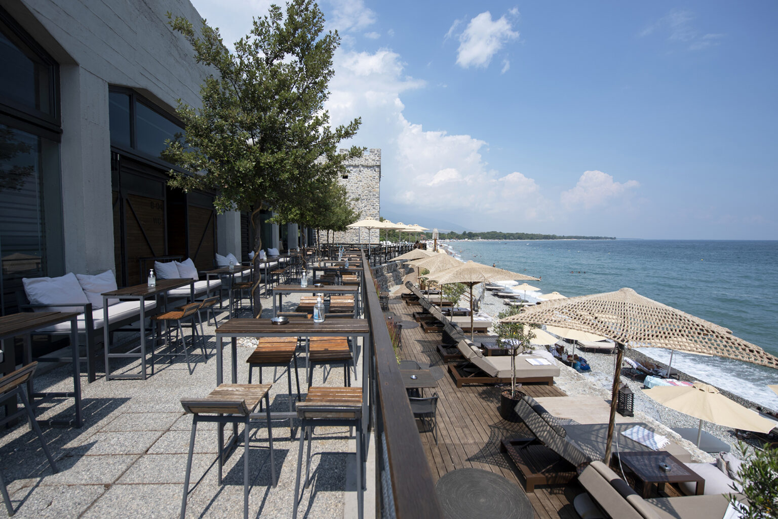 Gallaria: Ένα cafe πάνω στις σιδηροδρομικές γραμμές του Πλαταμώνα ...