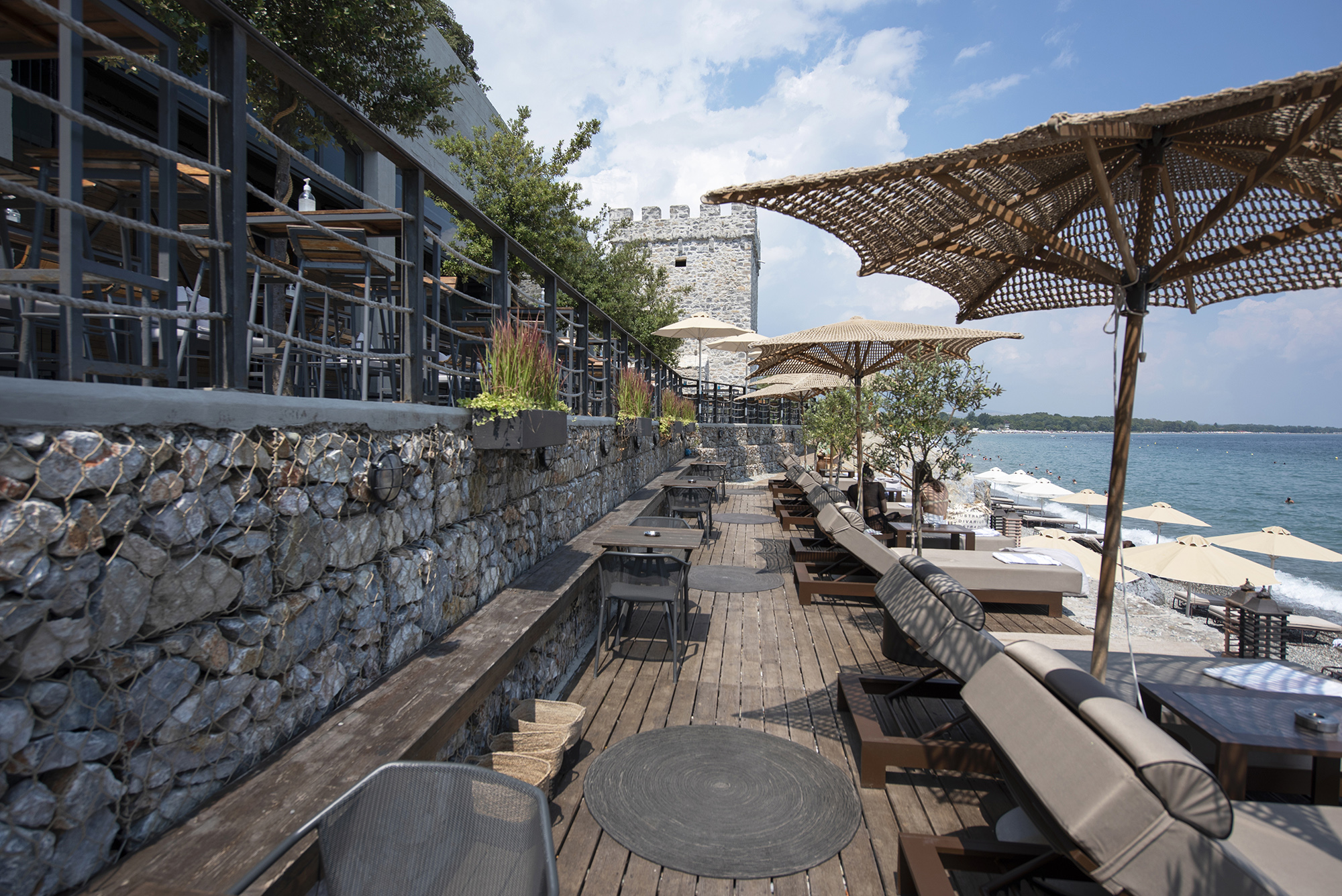 Gallaria: Ένα cafe πάνω στις σιδηροδρομικές γραμμές του Πλαταμώνα ...