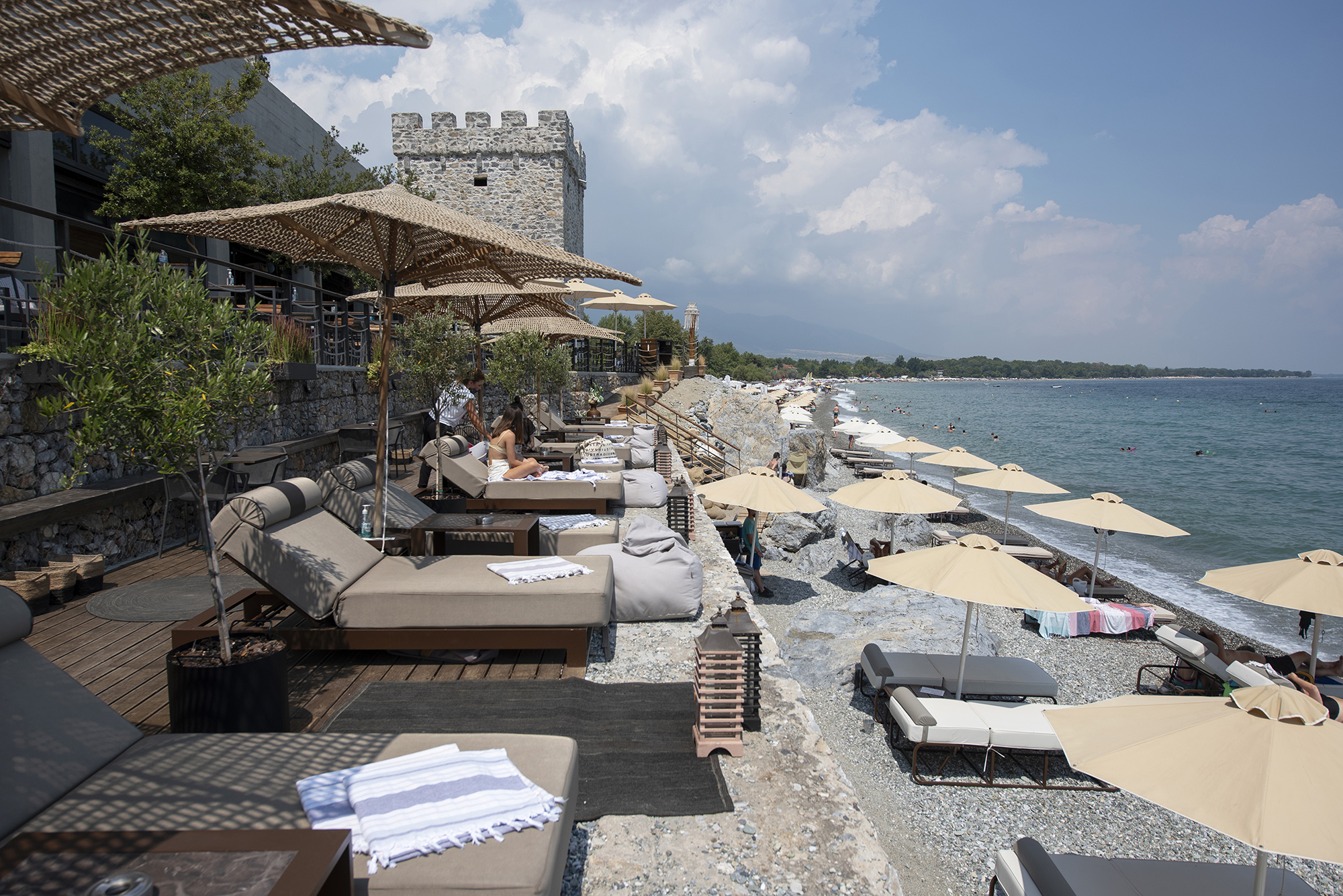 Gallaria: Ένα cafe πάνω στις σιδηροδρομικές γραμμές του Πλαταμώνα ...