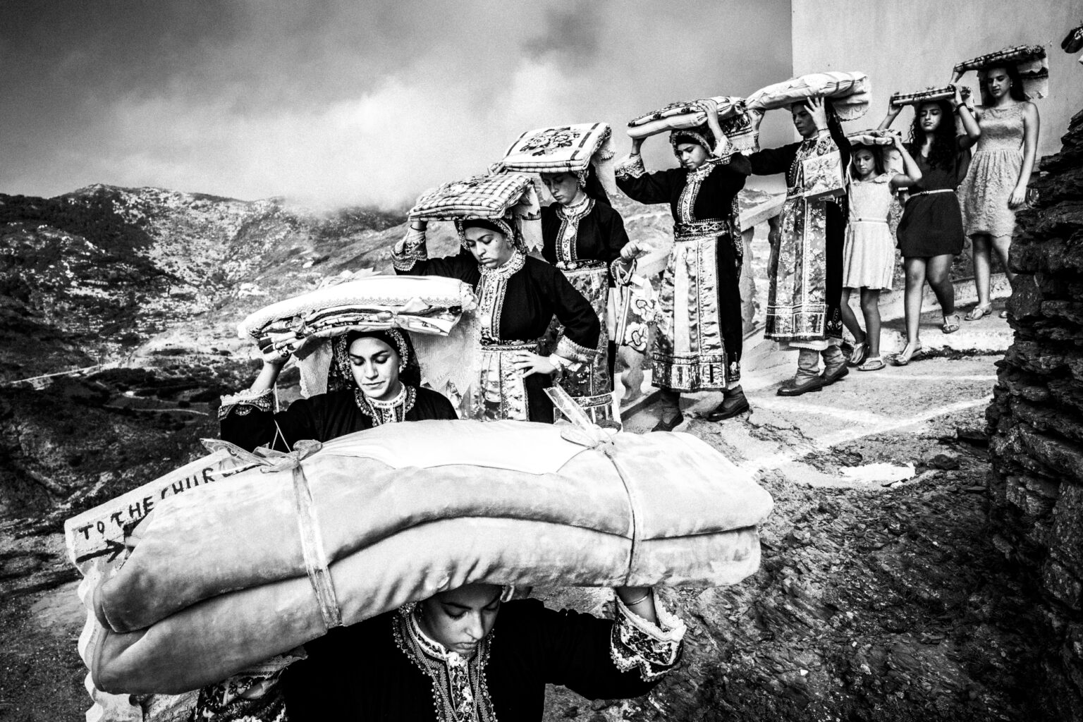 Οι «Καρυάτιδες» του Γιώργου Τατάκη - Ενα project-ύμνος στις ελληνικές ...