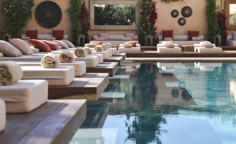 9 swimming pools in Athens, covering all areas | travel.gr