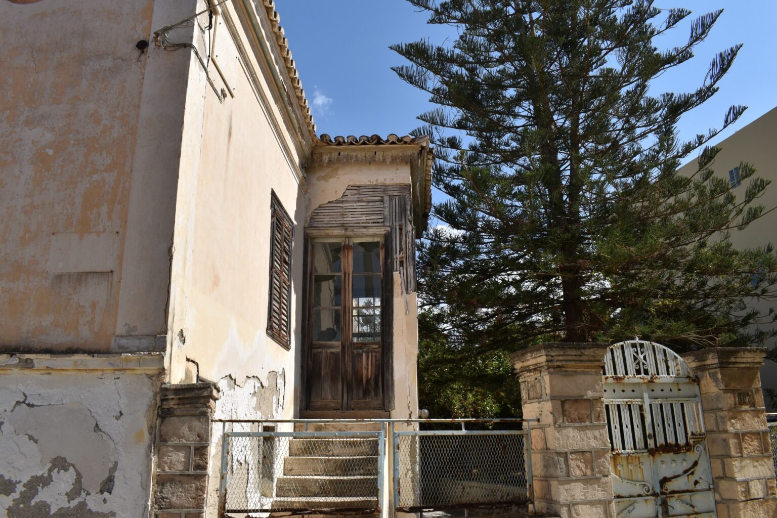 Ανακαλύπτοντας τα ιστορικά κτήρια στην πόλη της Αίγινας| travel.gr