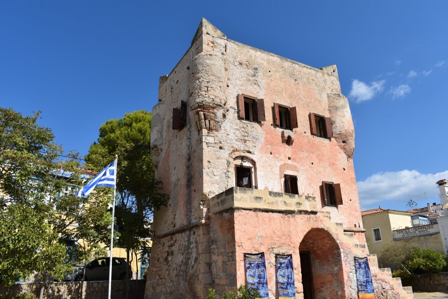 Ανακαλύπτοντας τα ιστορικά κτήρια στην πόλη της Αίγινας| travel.gr
