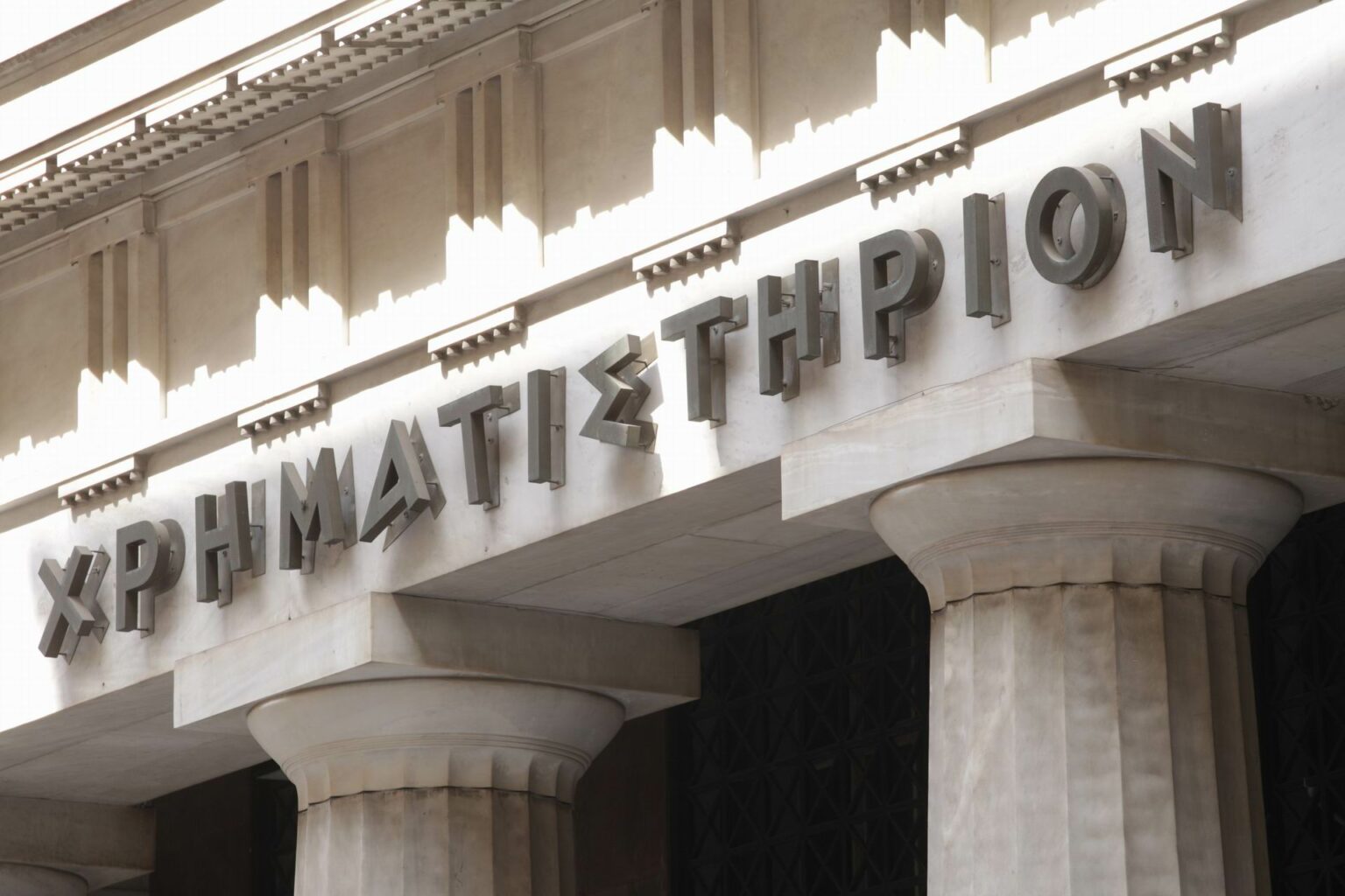 Η ιστορία της Αθήνας μέσα από τις ταμπέλες και τις πινακίδες της| travel.gr