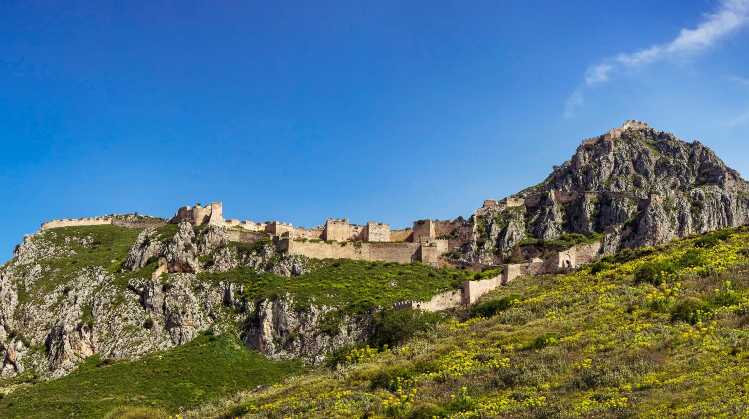 A day in Acrocorinth, the imposing fortress of the Peloponnese | travel.gr