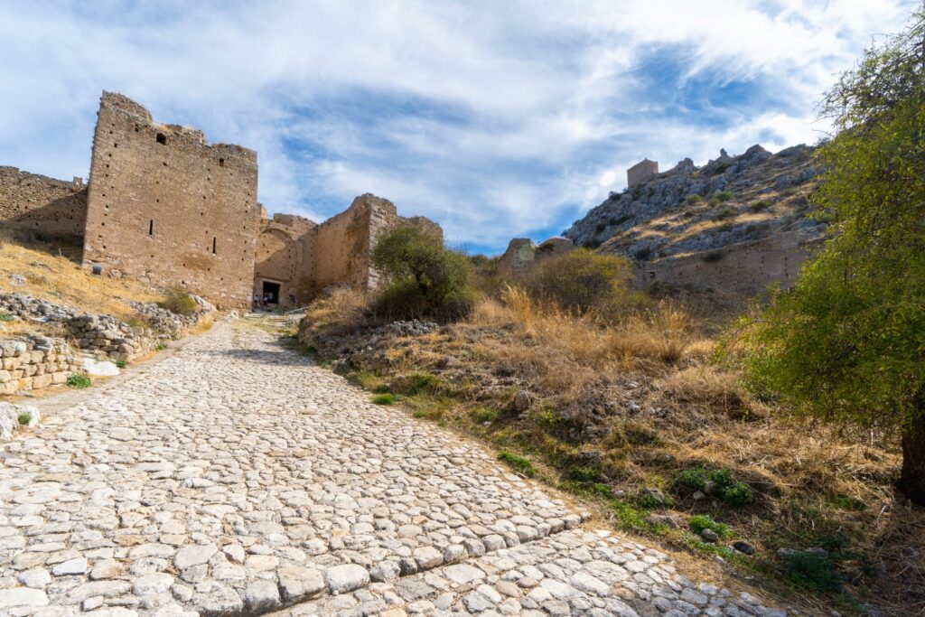 A day in Acrocorinth, the imposing fortress of the Peloponnese | travel.gr