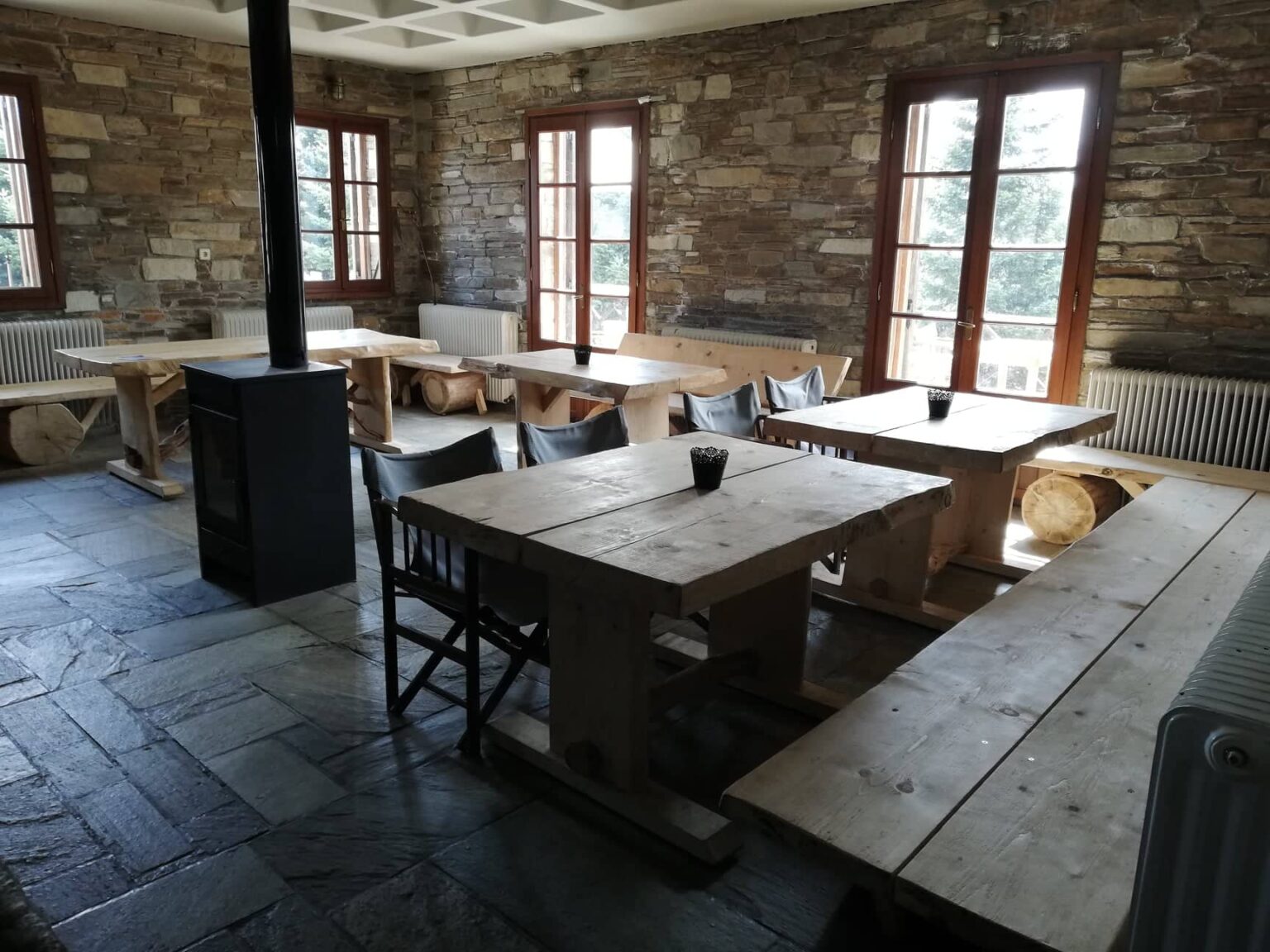 Kαταφύγια στην Ελλάδα με μαγευτική θέα για μοναδικές διαδρομές μέσα στη ...