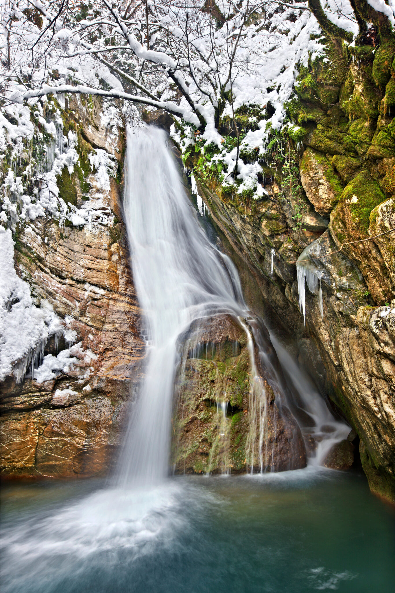 A waterfall and a cave: Natural beauty in central Greece| travel.gr