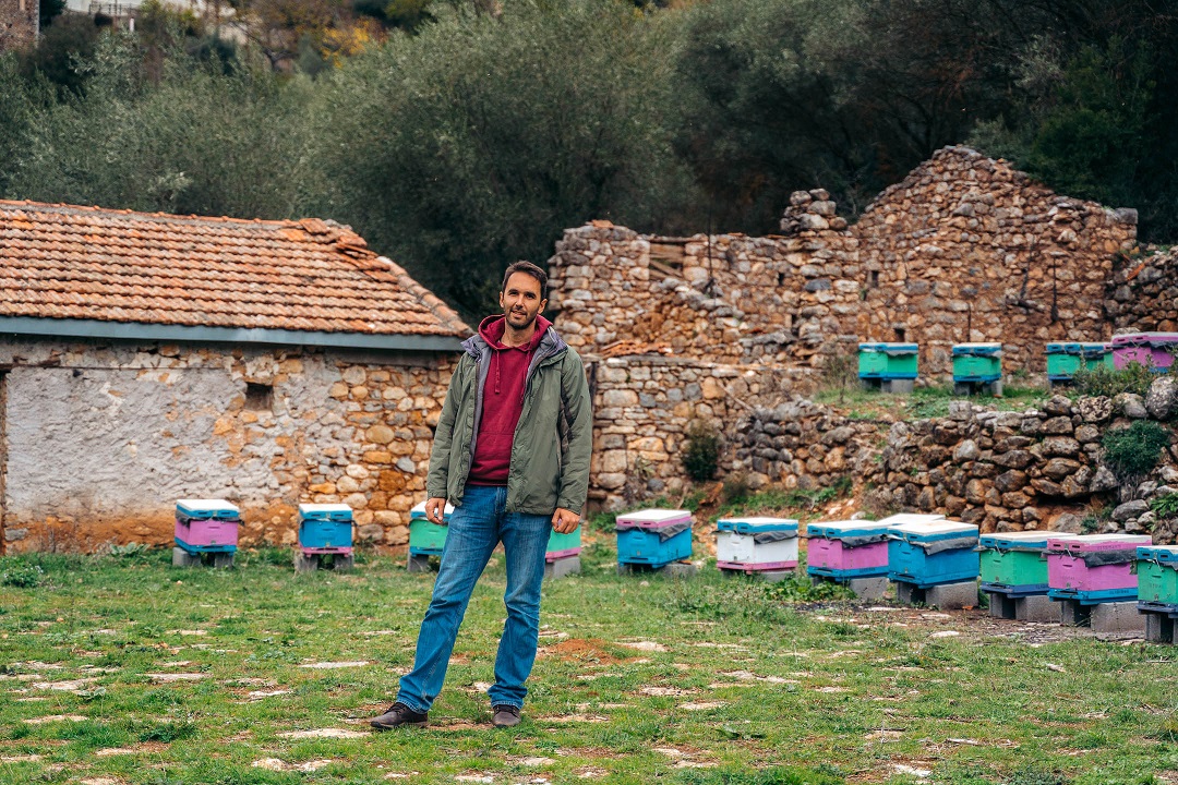 Ο Βασίλης Κουτρουλάκης άφησε πίσω του την Αθήνα για 600 κυψέλες στα ...