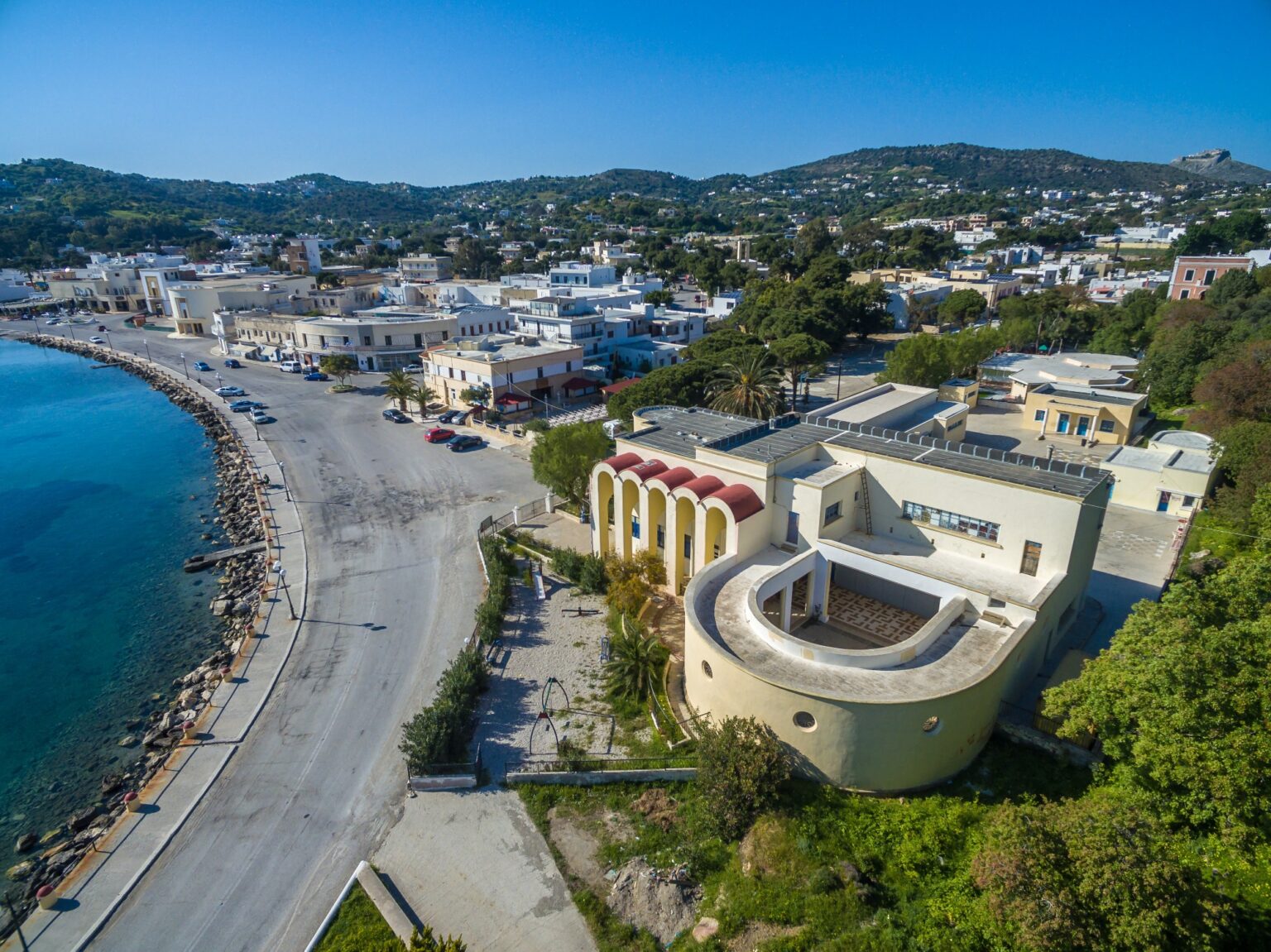 Λακκί Λέρου: Η πιο παράξενα όμορφη πόλη της Ελλάδας | travel.gr