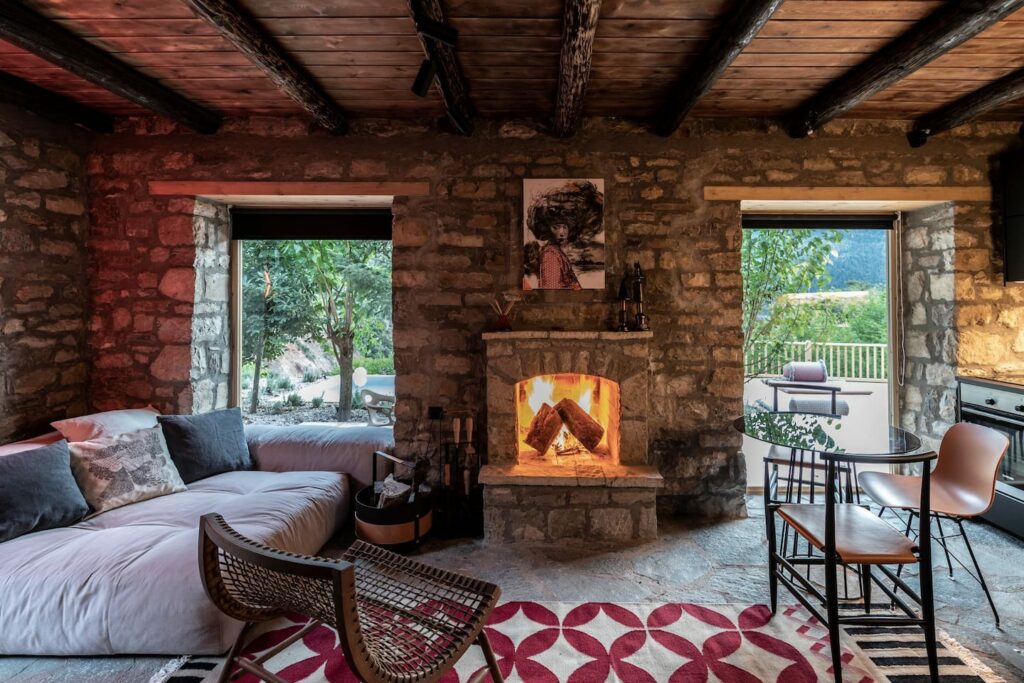 5 όμορφα Airbnb με τζάκι για cozy χριστουγεννιάτικες διακοπές στην ...