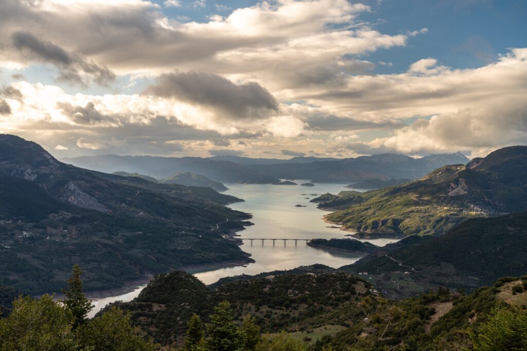 4 Greek villages next to stunning lakes