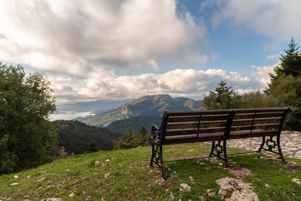 4 Greek villages next to stunning lakes