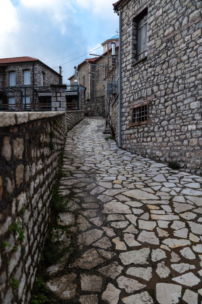 4 Greek villages next to stunning lakes