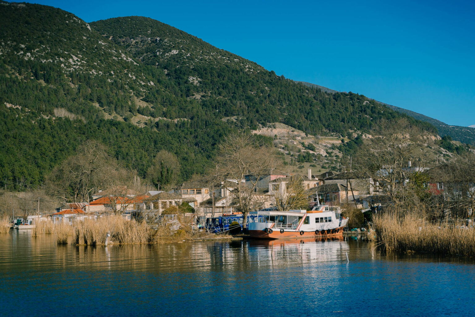 Λίμνη Τσιβλού: Ένας υδάτινος παράδεισος που δημιουργήθηκε από μία ...