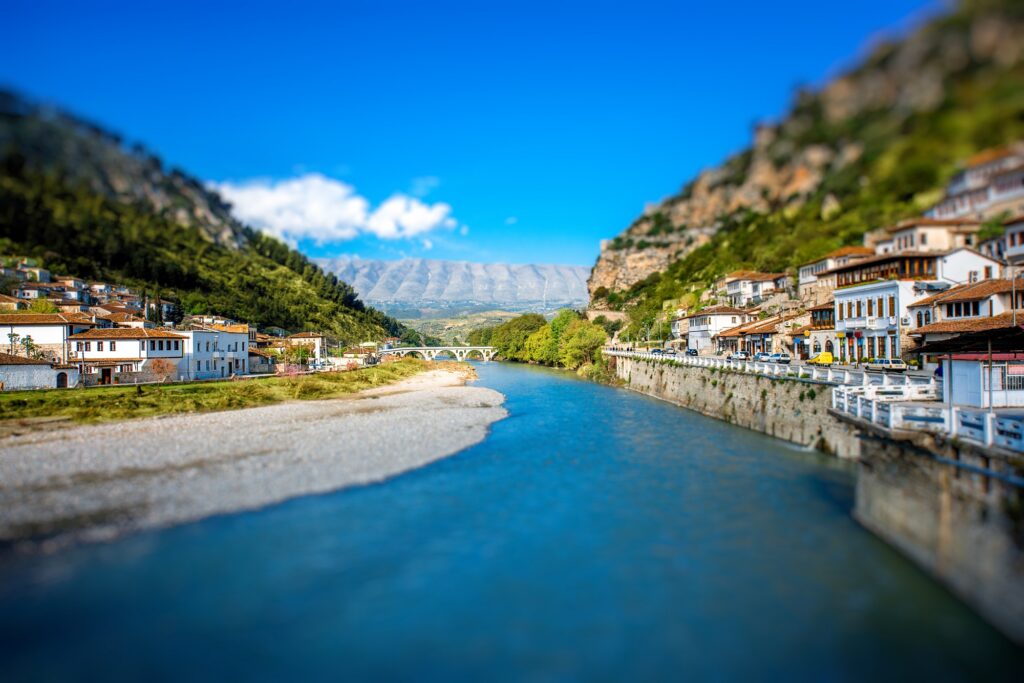 Berat πόλη Βαλκανίων χιλιάδες παράθυρα | travel.gr