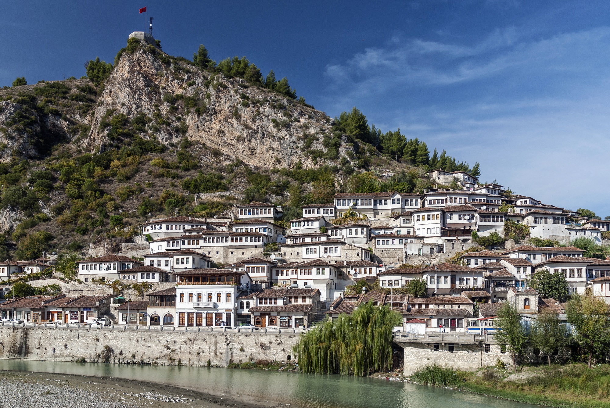 Berat πόλη Βαλκανίων χιλιάδες παράθυρα | travel.gr