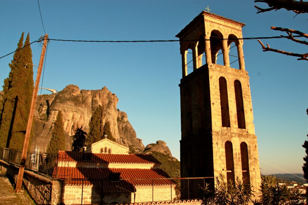 Καλαμπάκα ξεχωριστά μουσεία εκλεκτά ταβερνάκια επιβλητική σκιά Μετέωρα ...