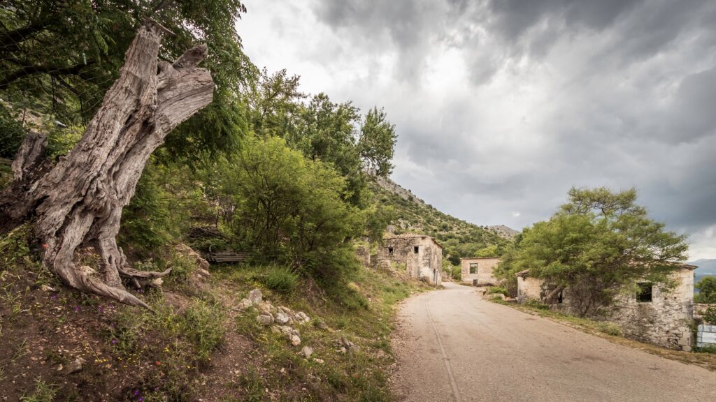 Παλιά Πλαγιά επισκέψιμο χωριό-φάντασμα Αιτωλοακαρνανία | travel.gr