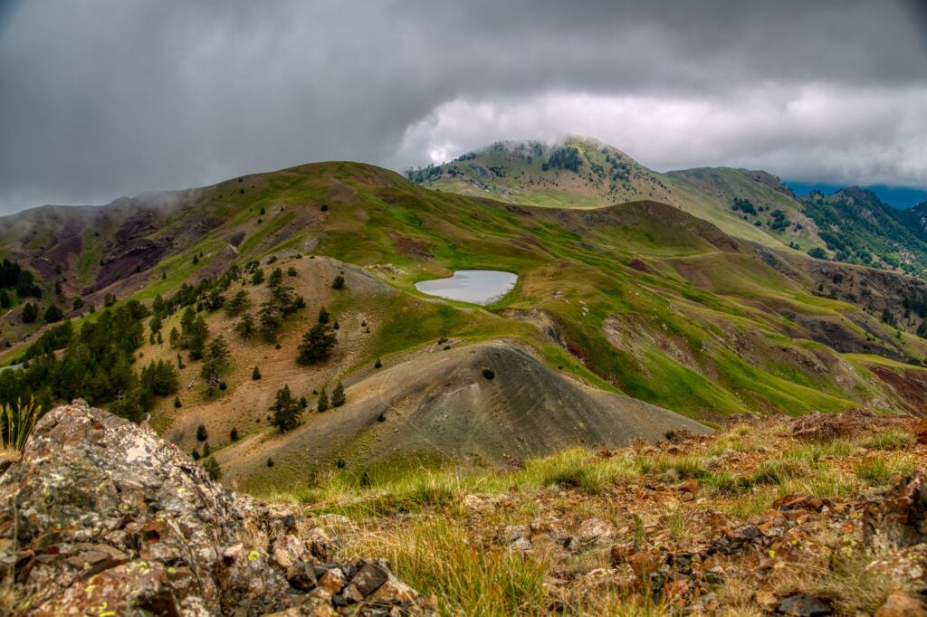 Δρακόλιμνη Σμόλικας γαλανά νερά άγριες ορχιδέες δεύτερο ψηλότερο βουνό ...