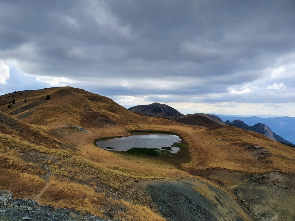 Δρακόλιμνη Σμόλικας γαλανά νερά άγριες ορχιδέες δεύτερο ψηλότερο βουνό ...