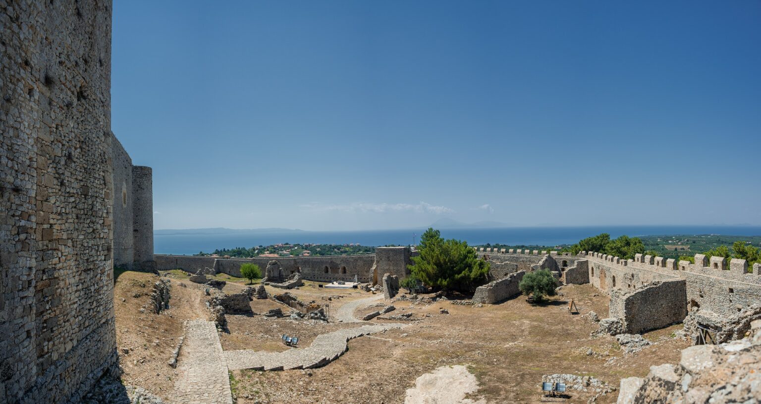 Aνάμεσα στο βουνό και στο νερό: 4 ημιορεινοί προορισμοί ιδανικοί για ...