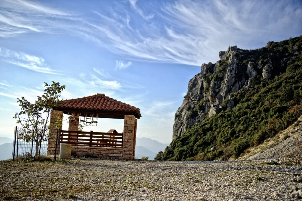Παραμυθιά προορισμός-έκπληξη Θεσπρωτία μονοπάτια αρχαίο κάστρο ζωηρή ...