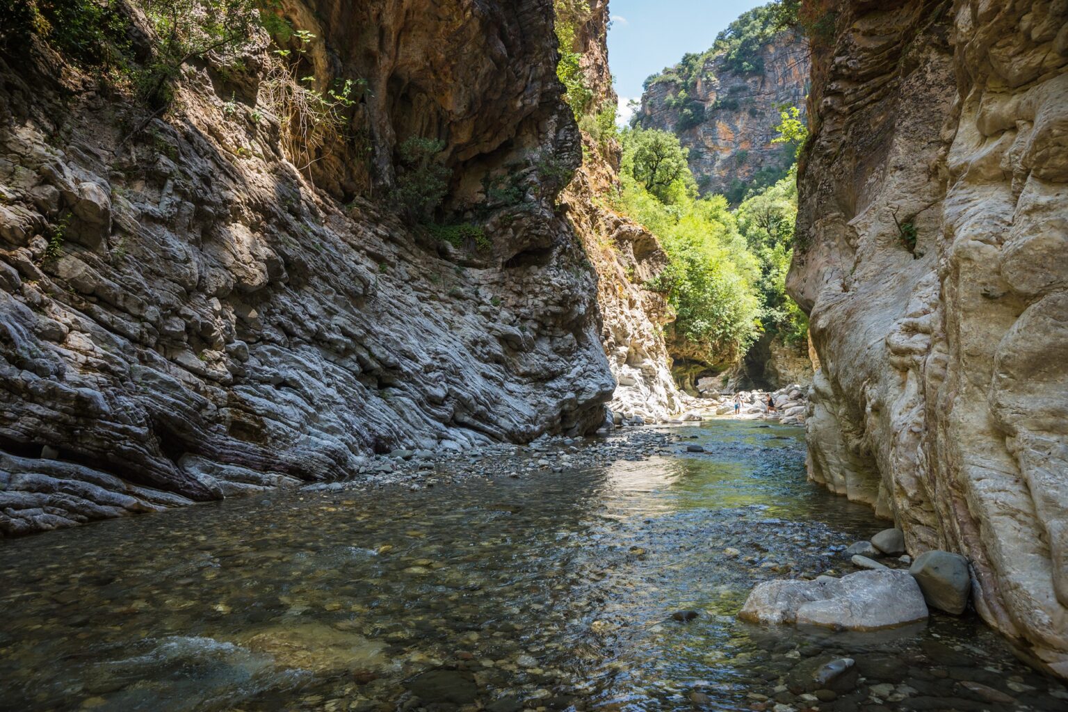 Εξερευνώντας τα εντυπωσιακά φαράγγια της Ευρυτανίας | travel.gr
