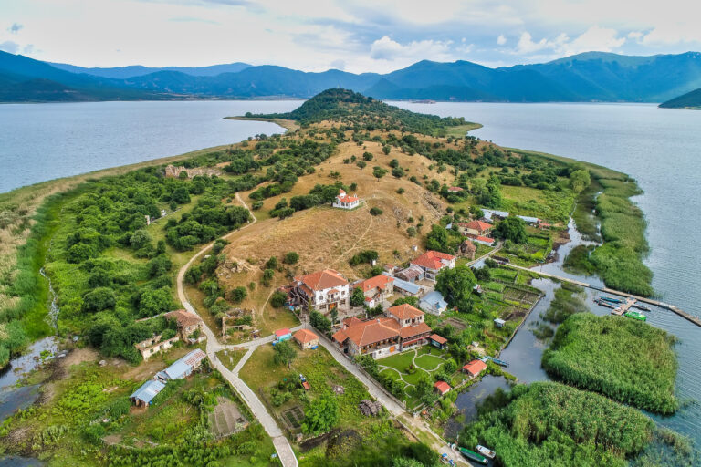 10 εμπειρίες που θα σας «απογειώνουν» στις Πρέσπες | travel.gr
