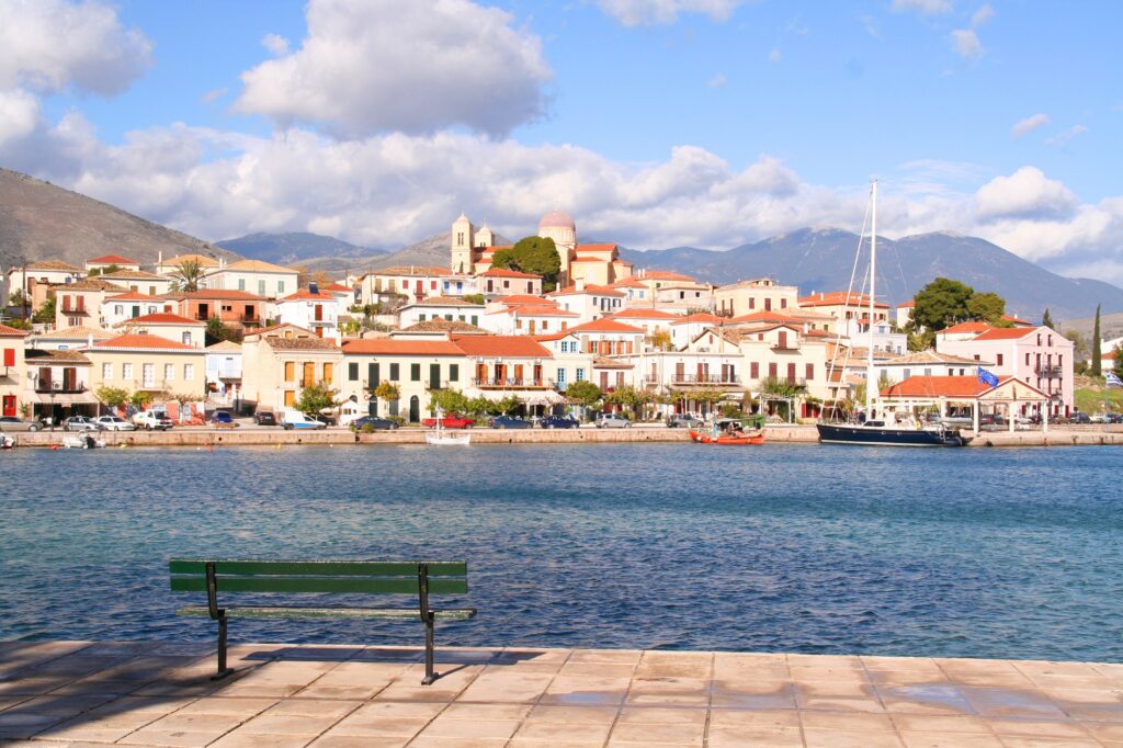 Οι μυθικοί Δελφοί, οι υπέροχες ακτές, το αρχοντικό Γαλαξίδι| travel.gr