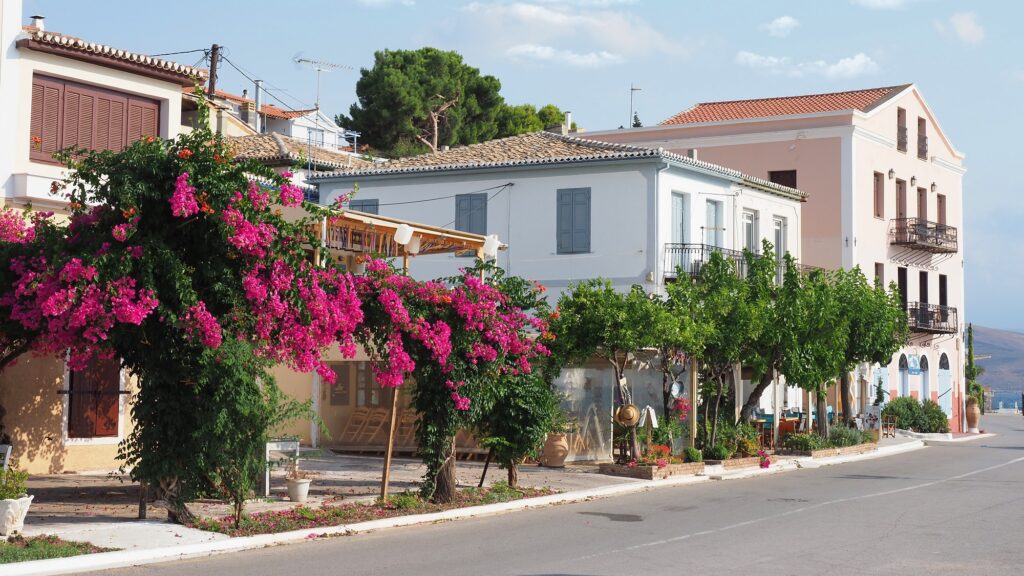 Γαλαξίδι νησιώτικος αέρας γαλανά νερά παράλια Κορινθιακού | travel.gr