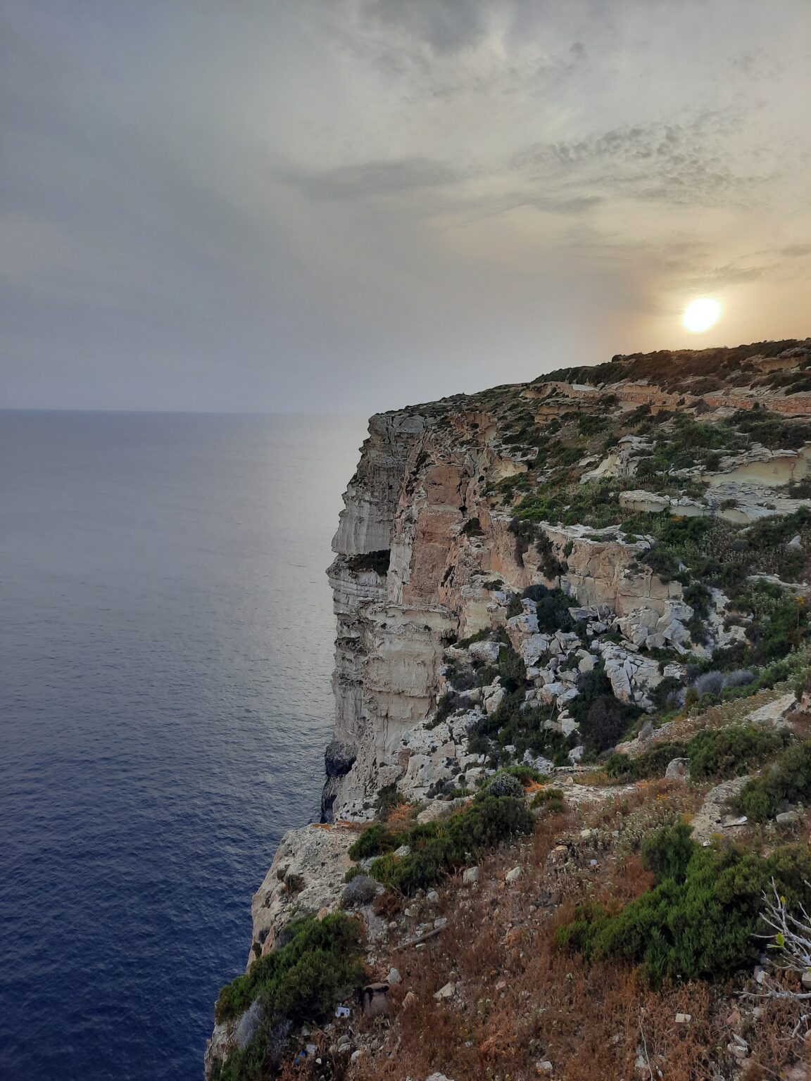 Τα επιβλητικά Sanap Cliffs της Μάλτας -Mια σειρά από βραχώδεις ακτές ...