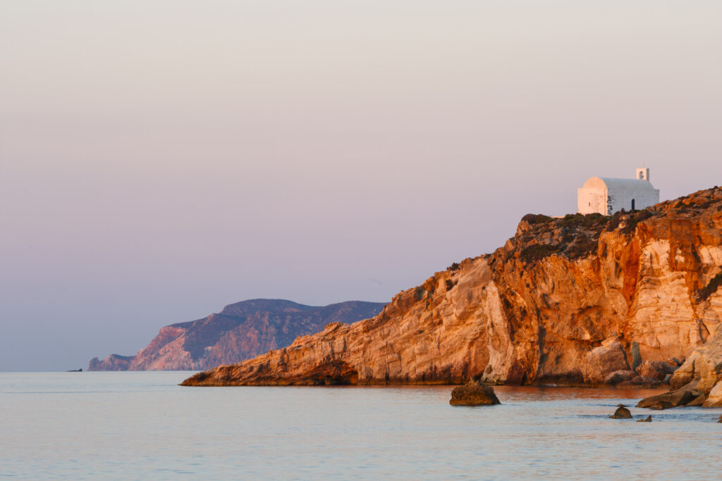Κίμωλος: τιρκουάζ νερά, απόκοσμοι βράχοι, γαστρονομία| travel.gr