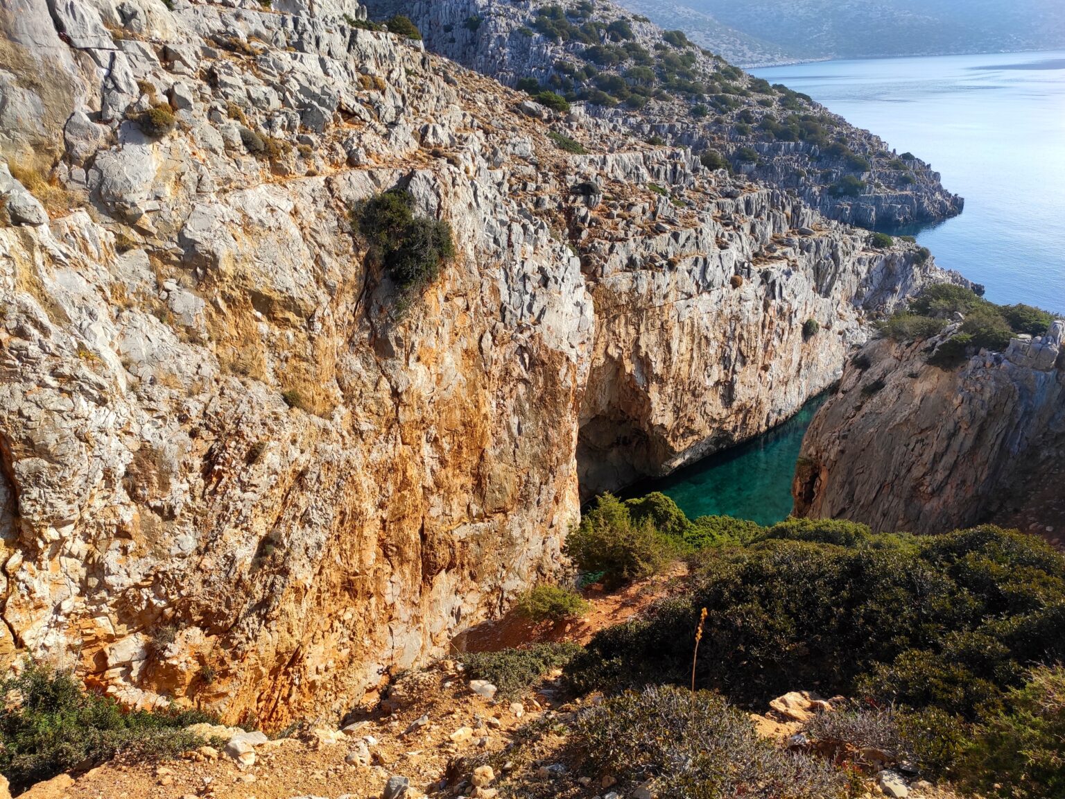 Αστυπάλαια: Η «πεταλούδα του Αιγαίου» με την άγρια ομορφιά | travel.gr