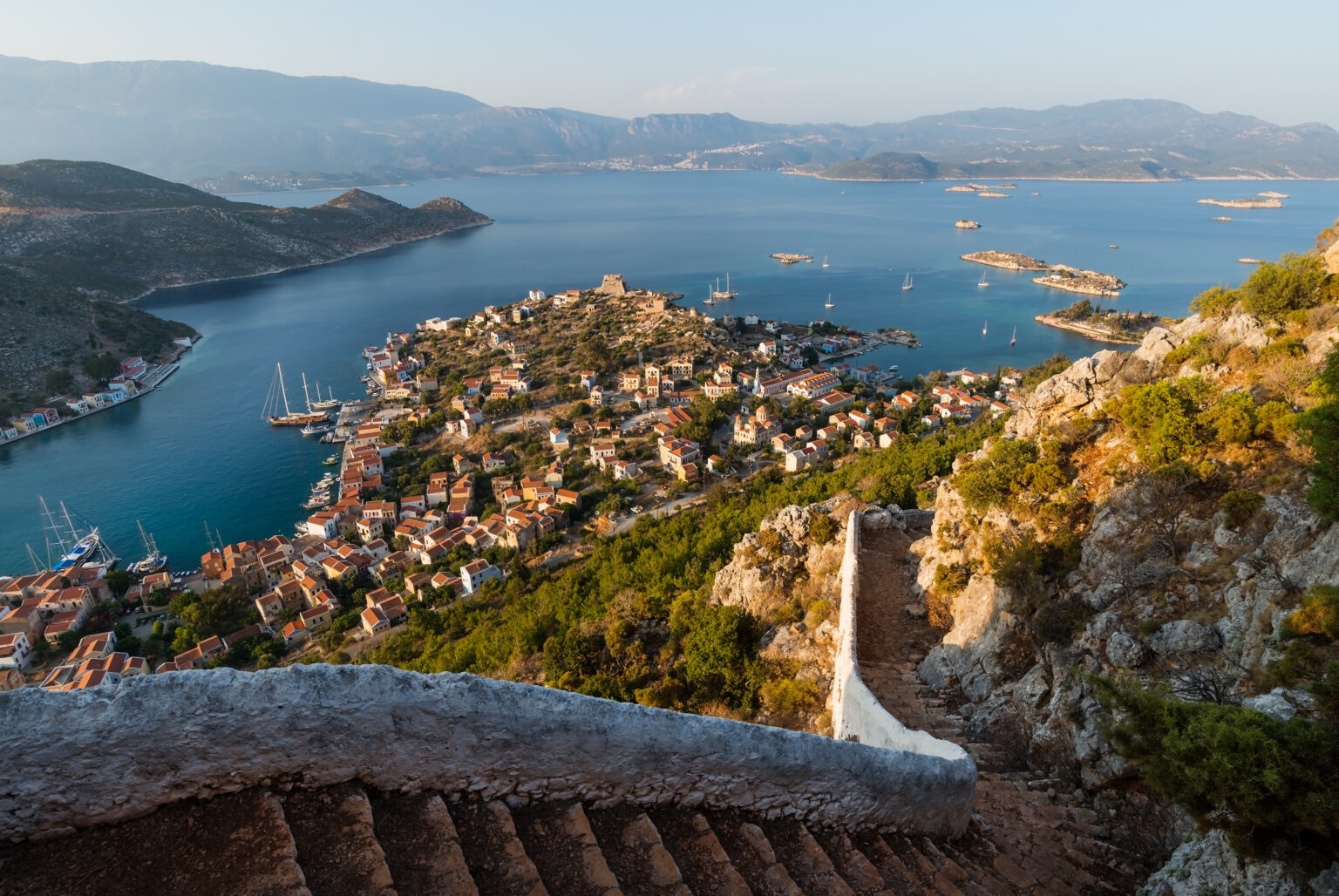 Καστελόριζο, το κοσμοπολίτικο νησί των Δωδεκανήσων μοιάζει με καρτ ...