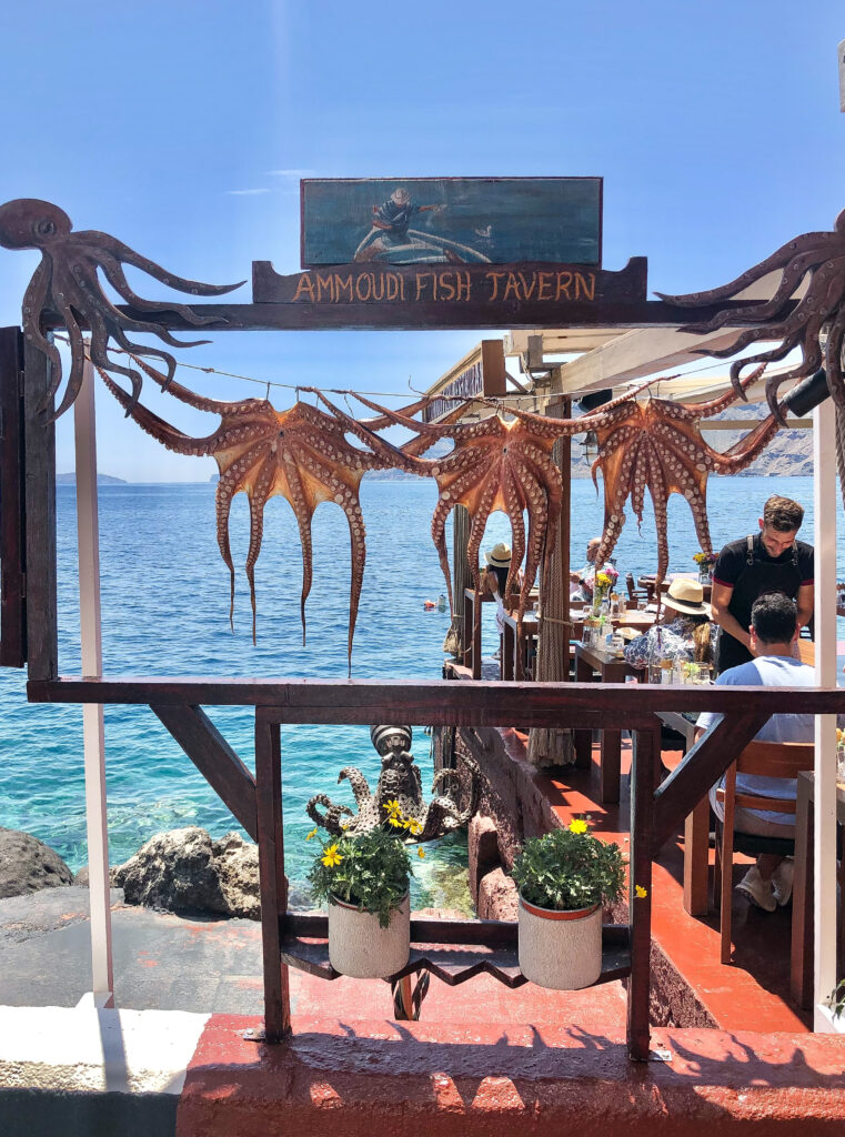Dine at the Carefree Simplicity of Santorini's Tavernas| travel.gr
