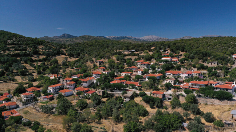 Αλιβέρι Εύβοια βιομηχανικές μνήμες χωριά καταγάλανες ακτές | travel.gr