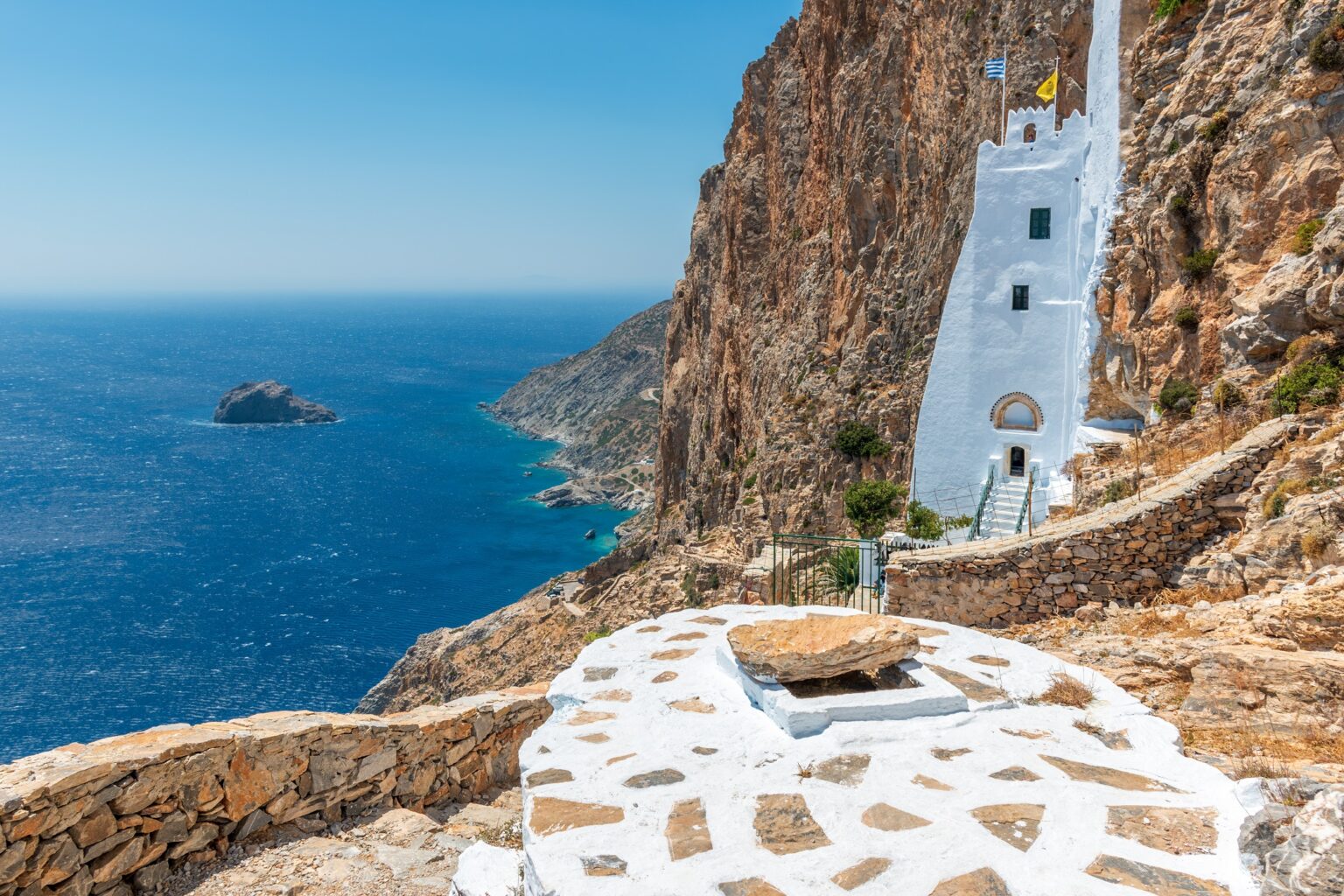 Αμοργός νησί Αιγαίου ταυτίστηκε μαγευτικό Απέραντο Γαλάζιο | travel.gr