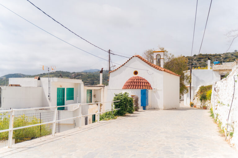 Οδοιπορικό στην υπέροχη λίμνη Μπραμιανών στο Λασίθι