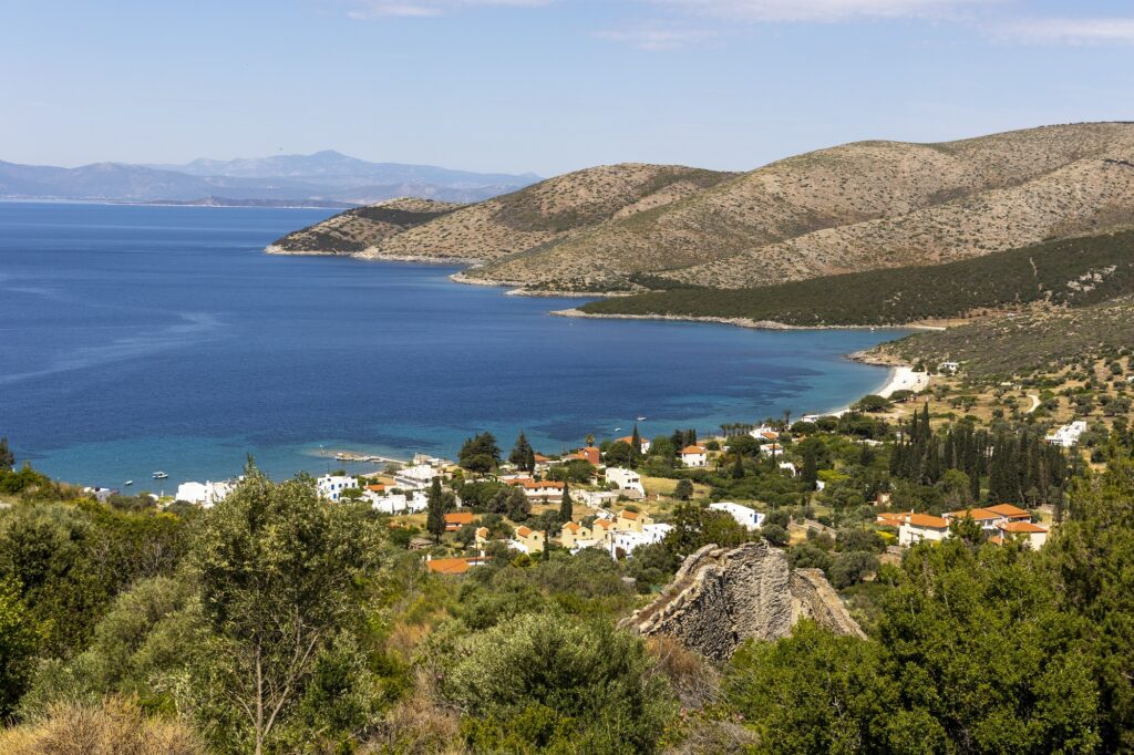 Νέα Στύρα: Ο προορισμός της Εύβοιας με τα γαλανά νερά, τα μυστηριώδη ...