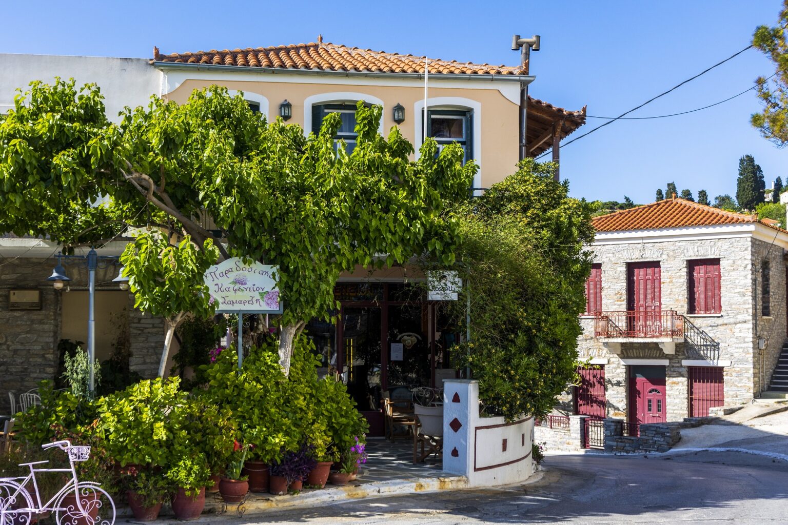 Νέα Στύρα: Ο προορισμός της Εύβοιας με τα γαλανά νερά, τα μυστηριώδη ...