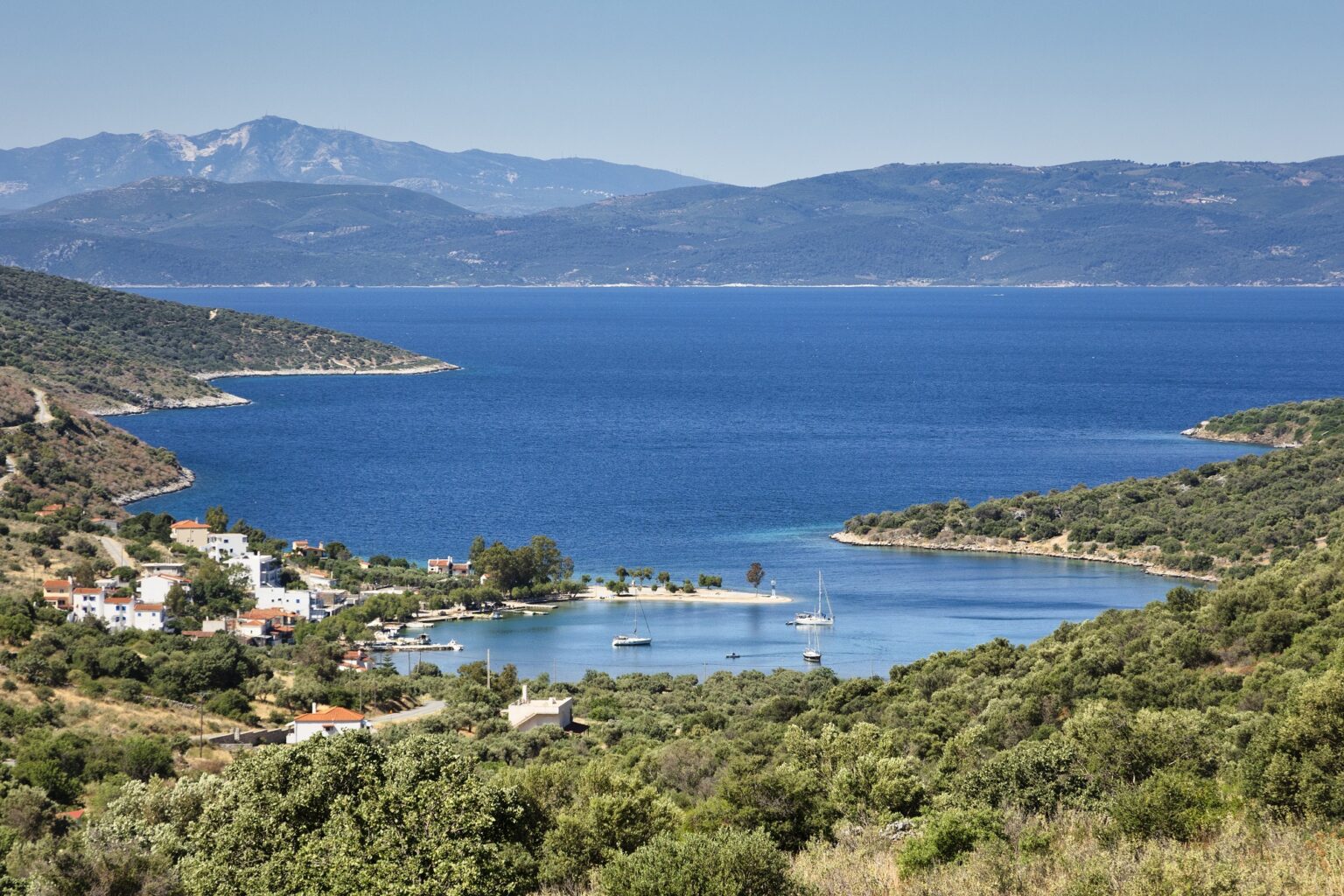 Νέα Στύρα: Ο προορισμός της Εύβοιας με τα γαλανά νερά, τα μυστηριώδη ...