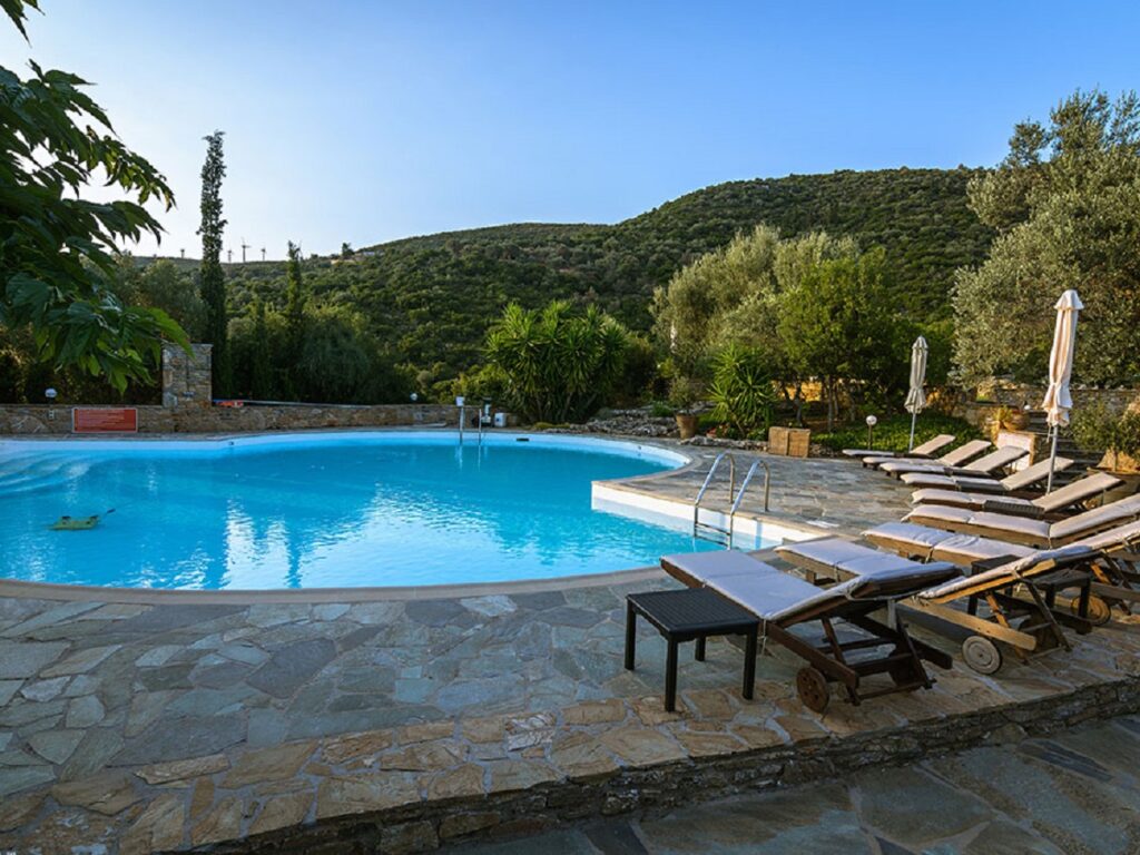 Νέα Στύρα: Ο προορισμός της Εύβοιας με τα γαλανά νερά, τα μυστηριώδη ...