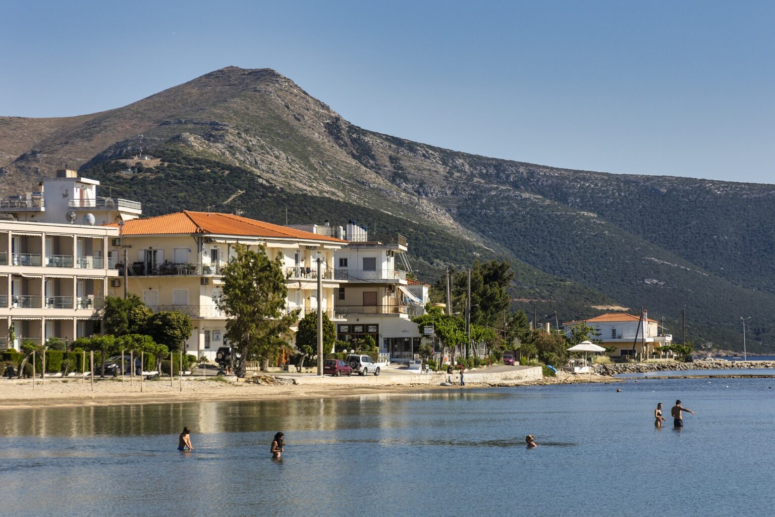 Νέα Στύρα: Ο προορισμός της Εύβοιας με τα γαλανά νερά, τα μυστηριώδη ...