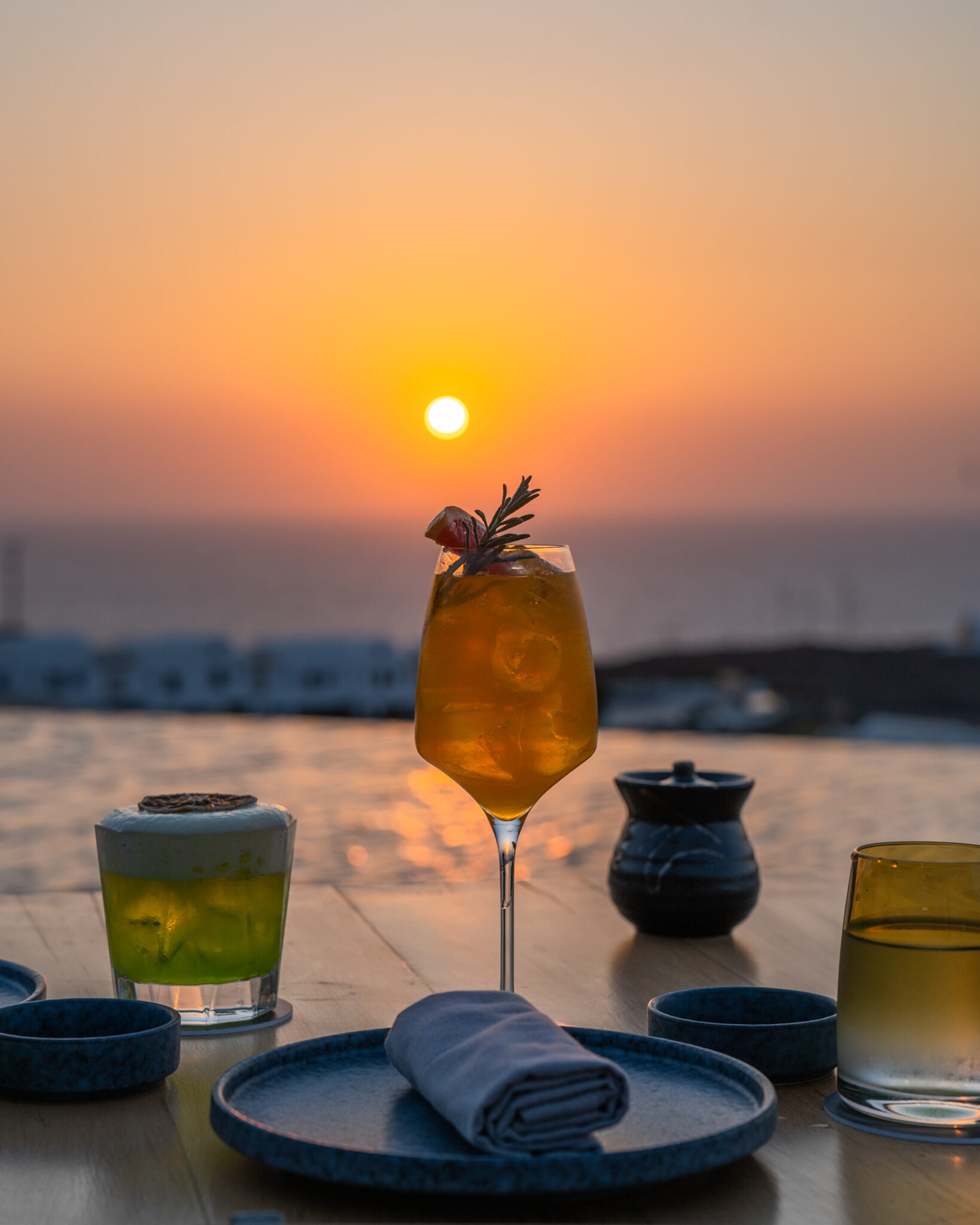 Pacman Sunset Restaurant-Bar Santorini special nights| travel.gr