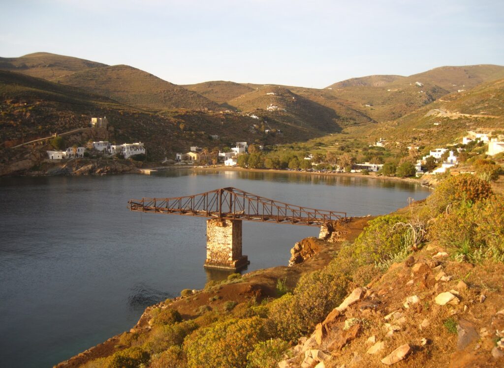 Σέριφος «κρυμμένο» πετράδι Αιγαίου μοσχοβολάει καλοκαίρι | travel.gr