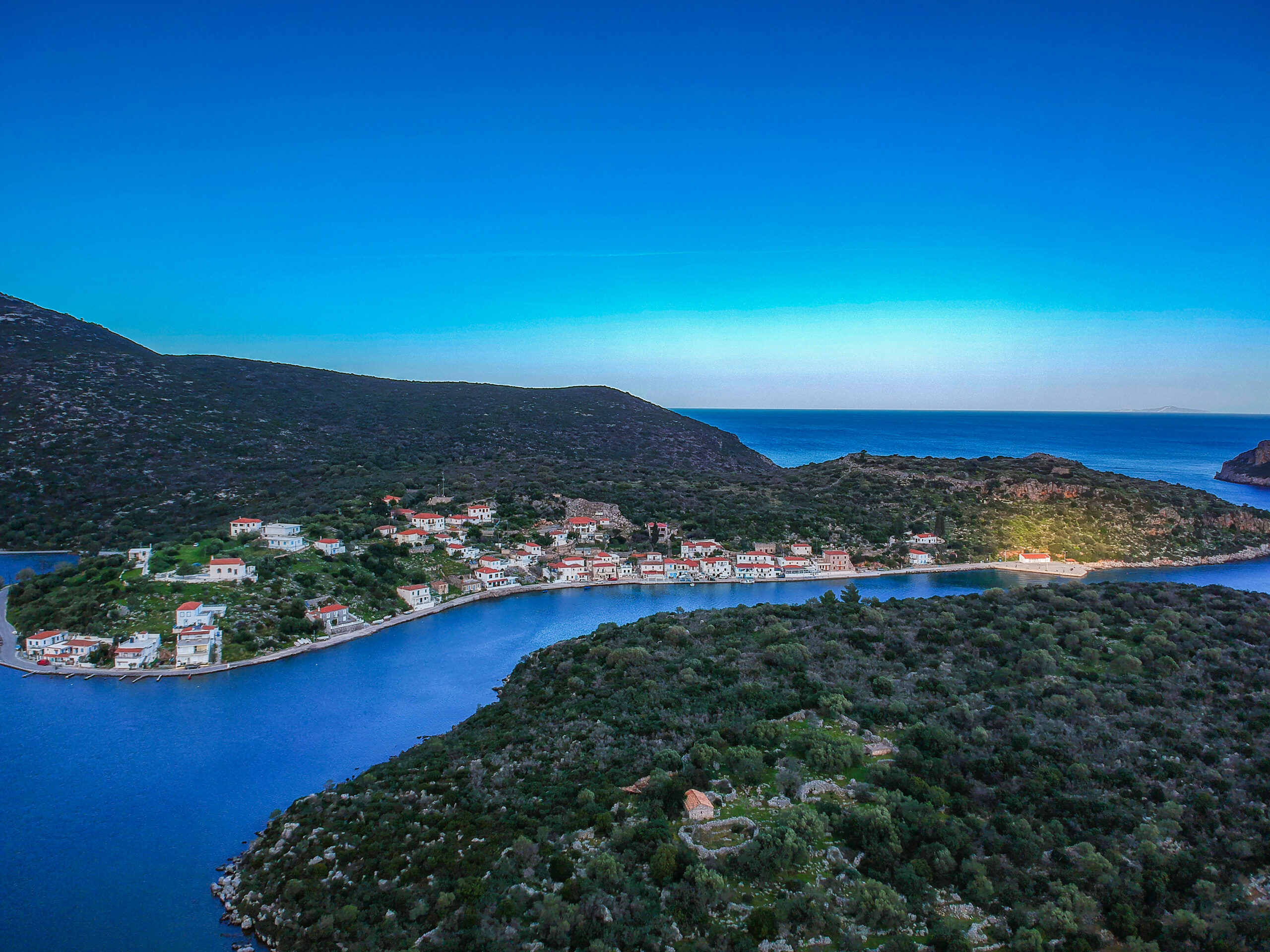 Λιμάνι Γέρακα: To ελληνικό φιόρδ βρίσκεται στη Λακωνία | travel.gr