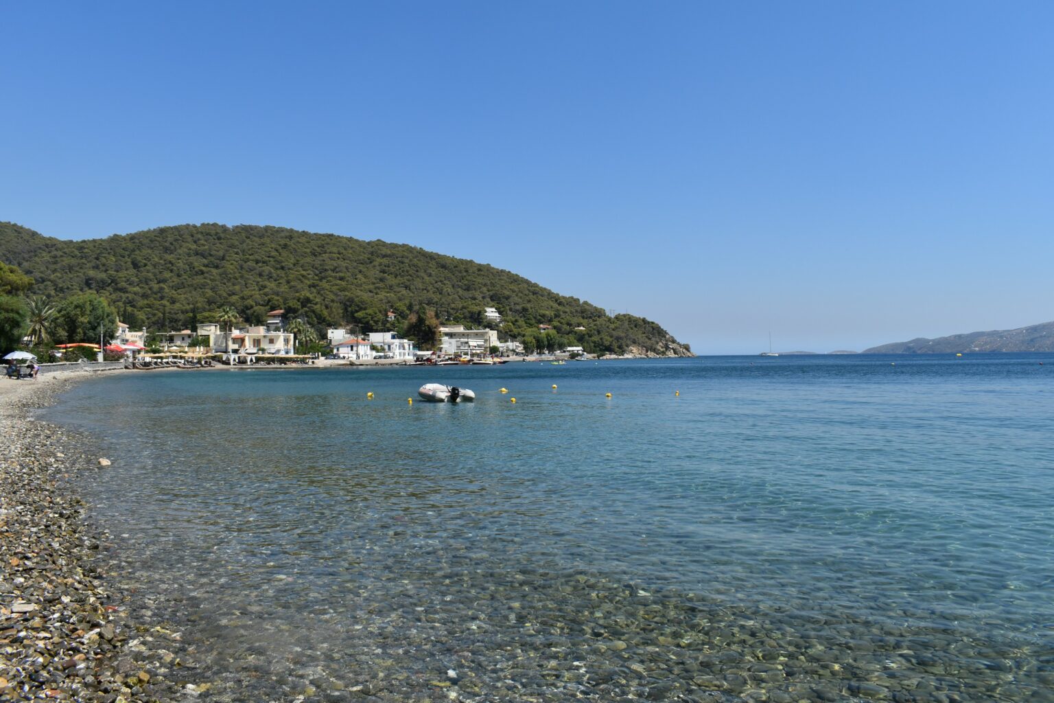 10 ειδυλλιακές παραλίες του Πόρου: Κολύμπι σε πευκόφυτους όρμους και ...